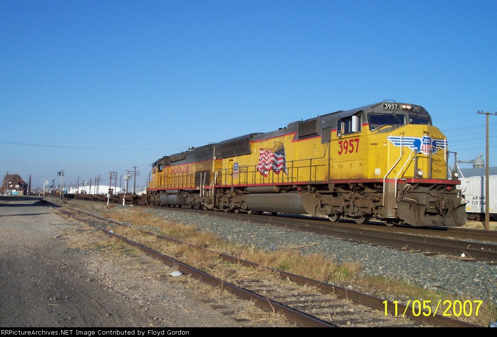 UP 3957 eastbound with empty spine car train